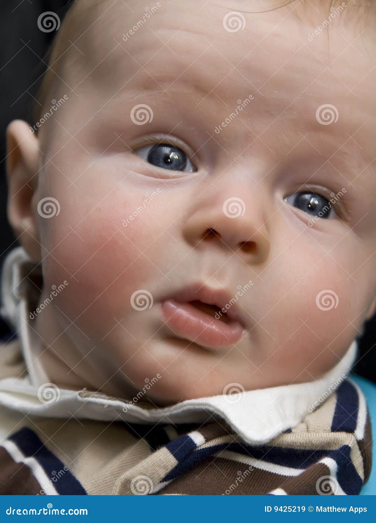 Verraste Baby Met Ogen Brede Open Stock Afbeelding - Image of gelukkig ...