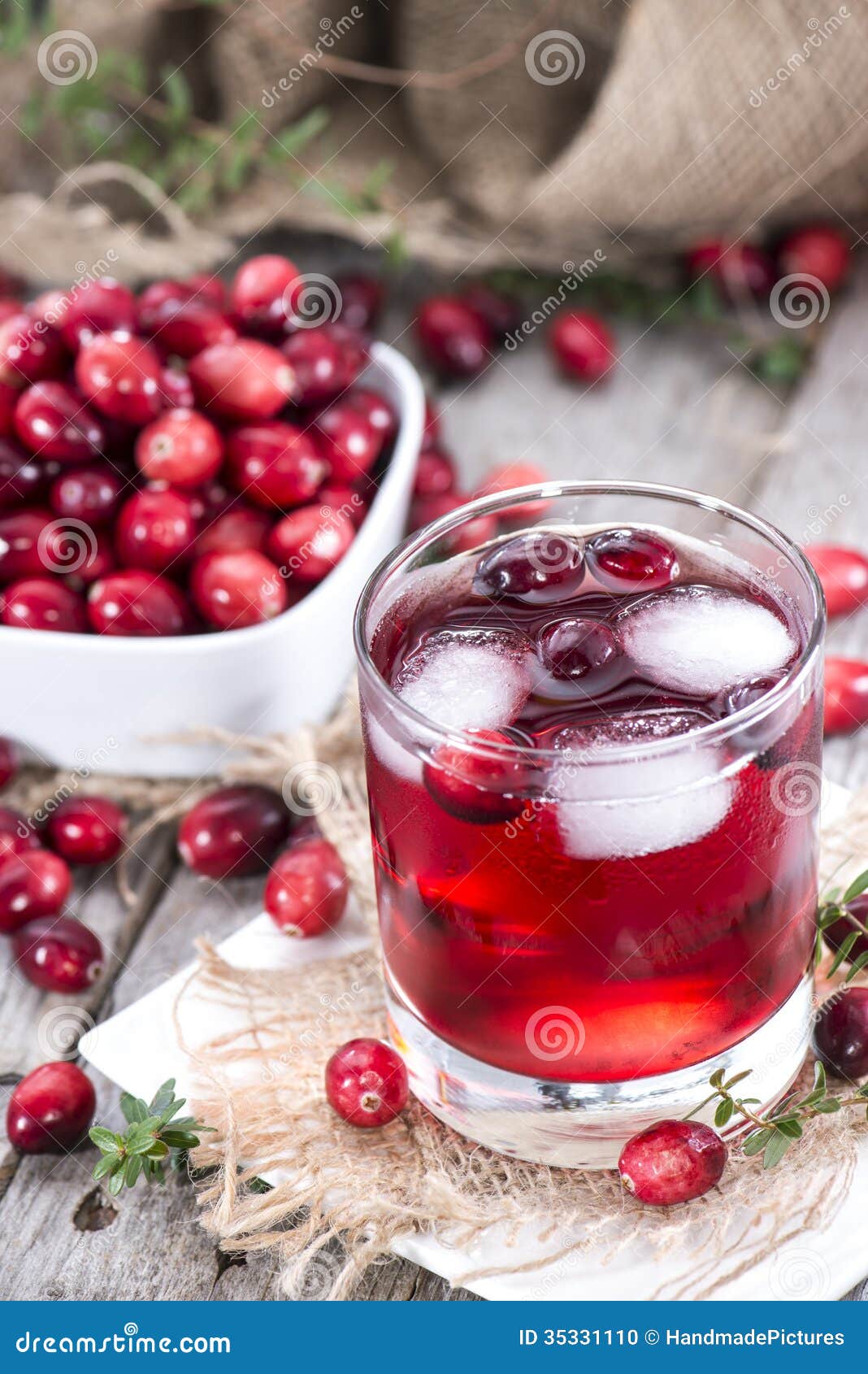 Verre Avec Du Jus De Canneberge Photo stock - Image of baies, nutrition ...
