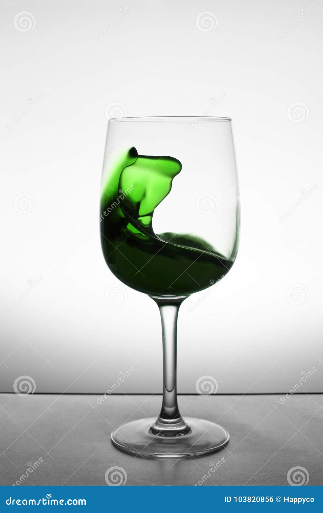 Verre d'alcool vert photo stock. Image du couleur, vivacité - 103820856