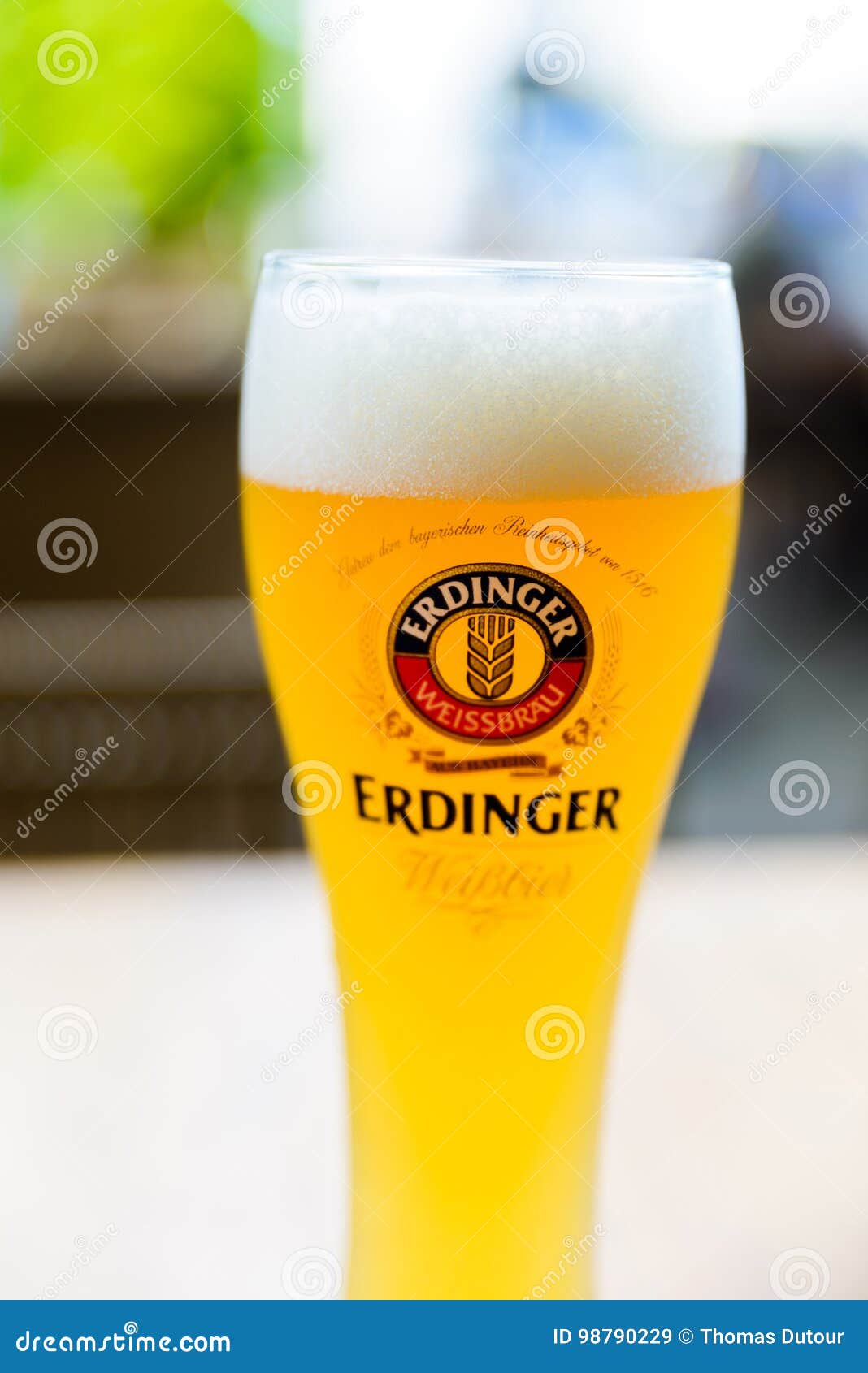 Verre de bière d'Erdinger image stock éditorial. Image du bière - 98790229