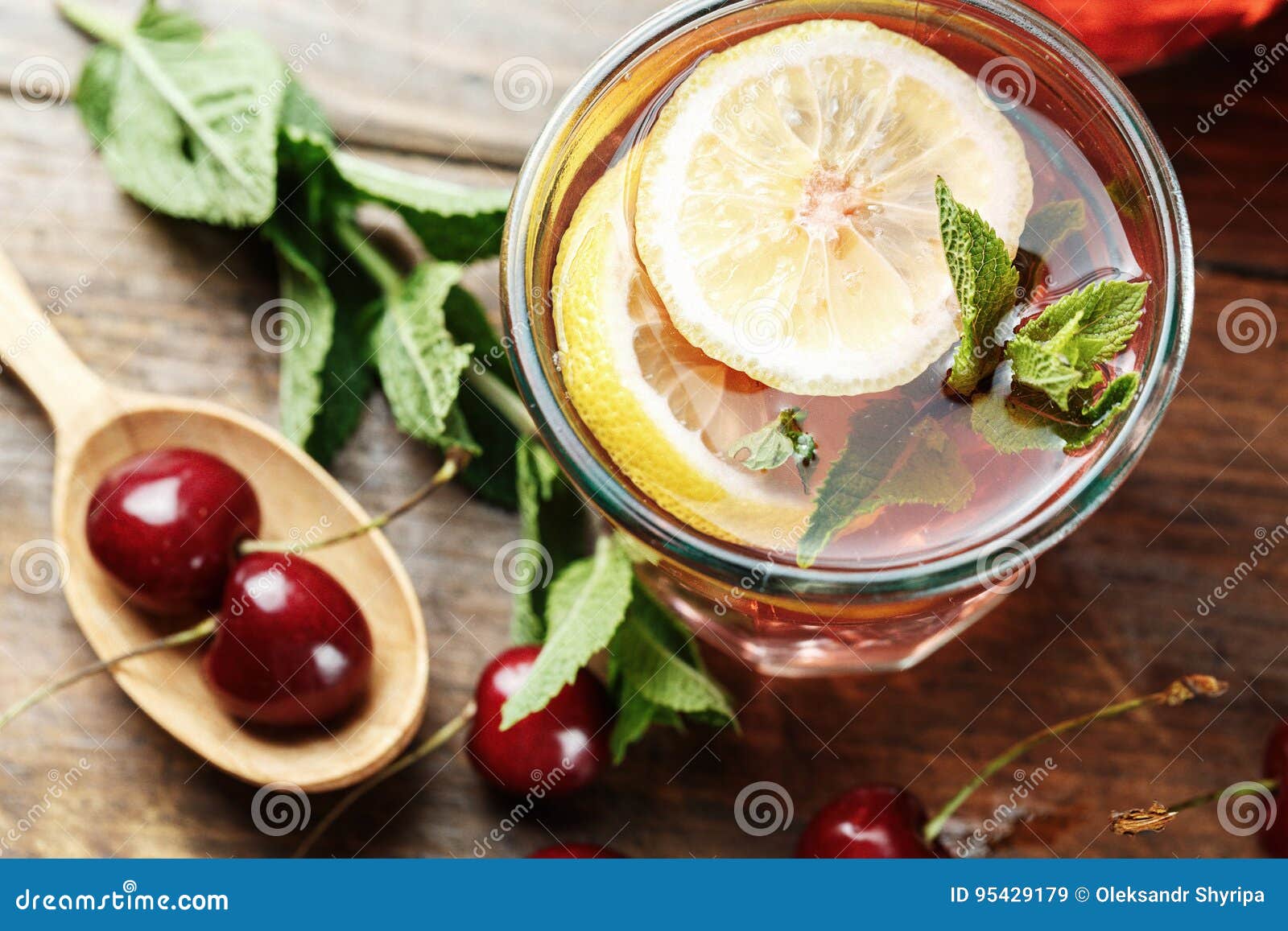 Verre de boisson de baie image stock. Image du boisson - 95429179