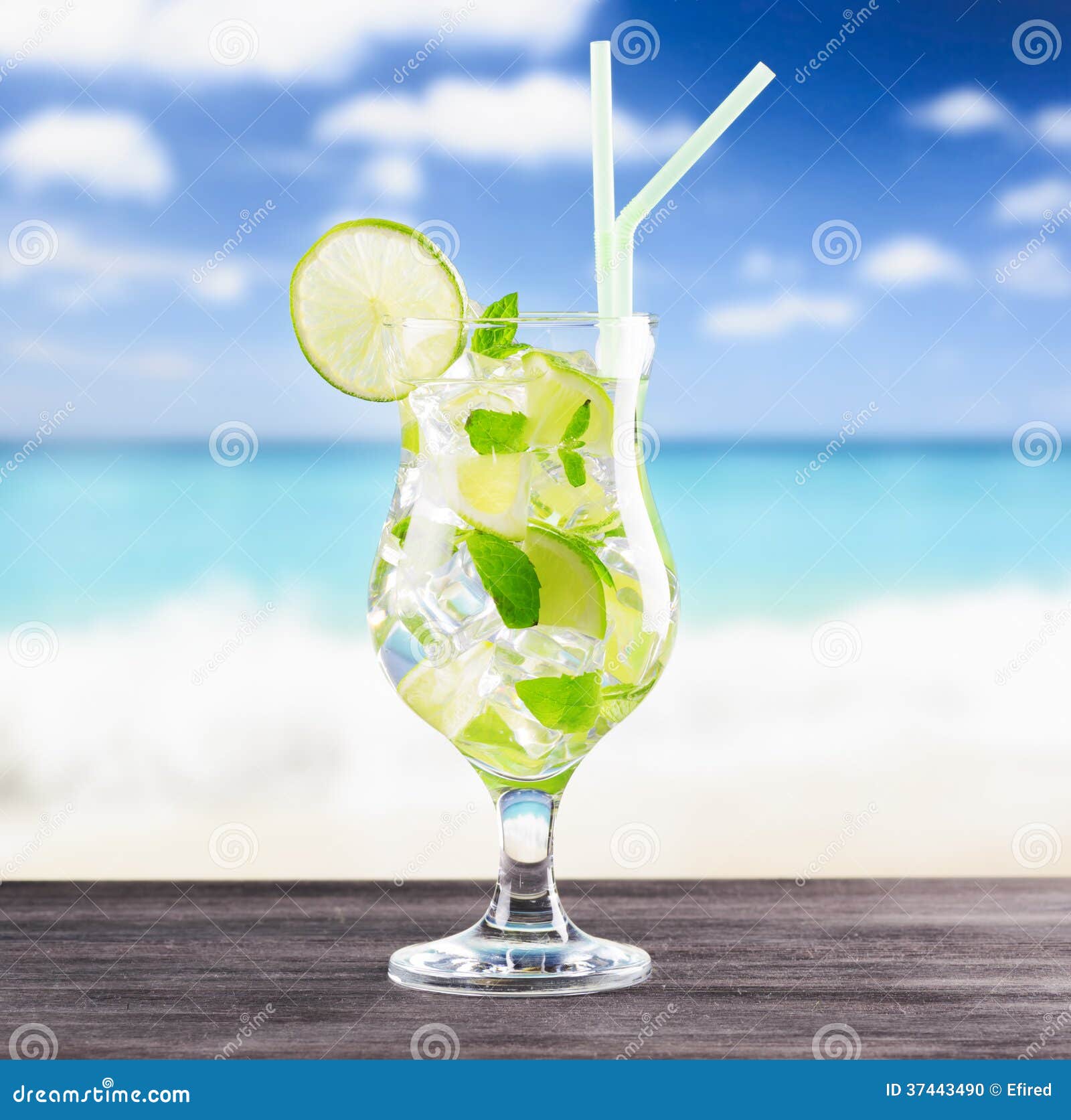 Verre De Cocktail De Mojito Sur Une Plage Photo stock - Image du lame ...