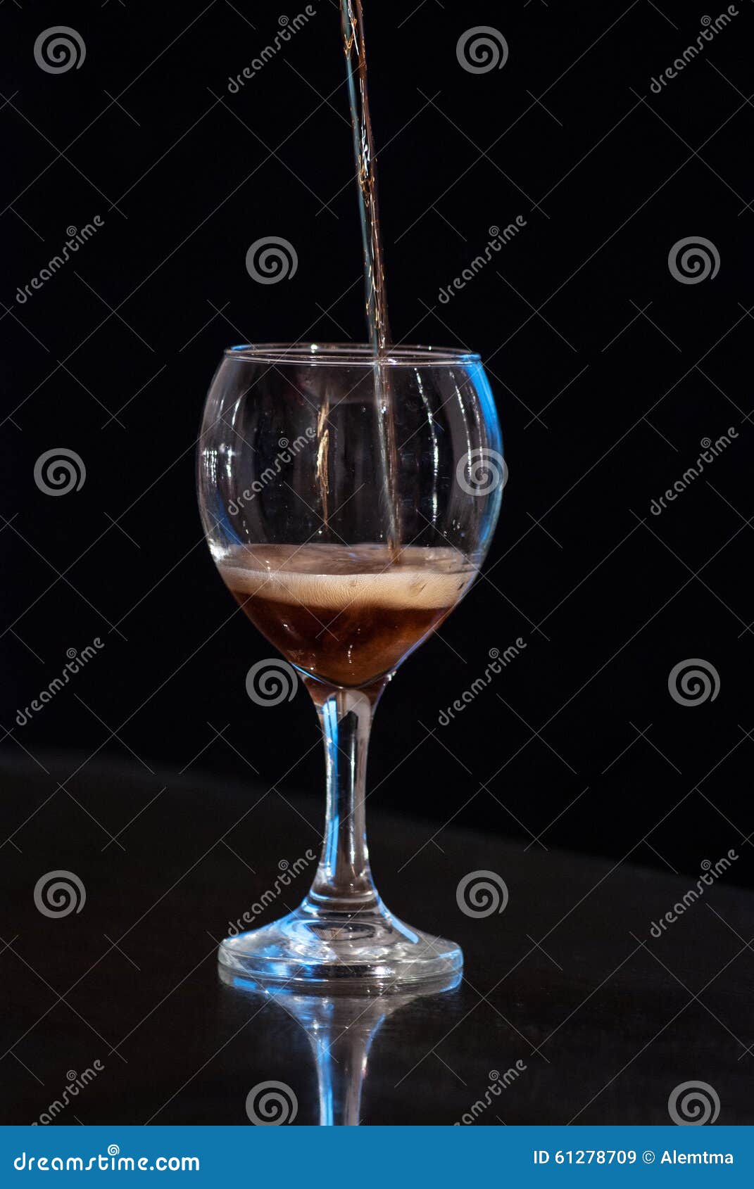 Verre de jus de coca-cola image stock. Image du noir - 61278709