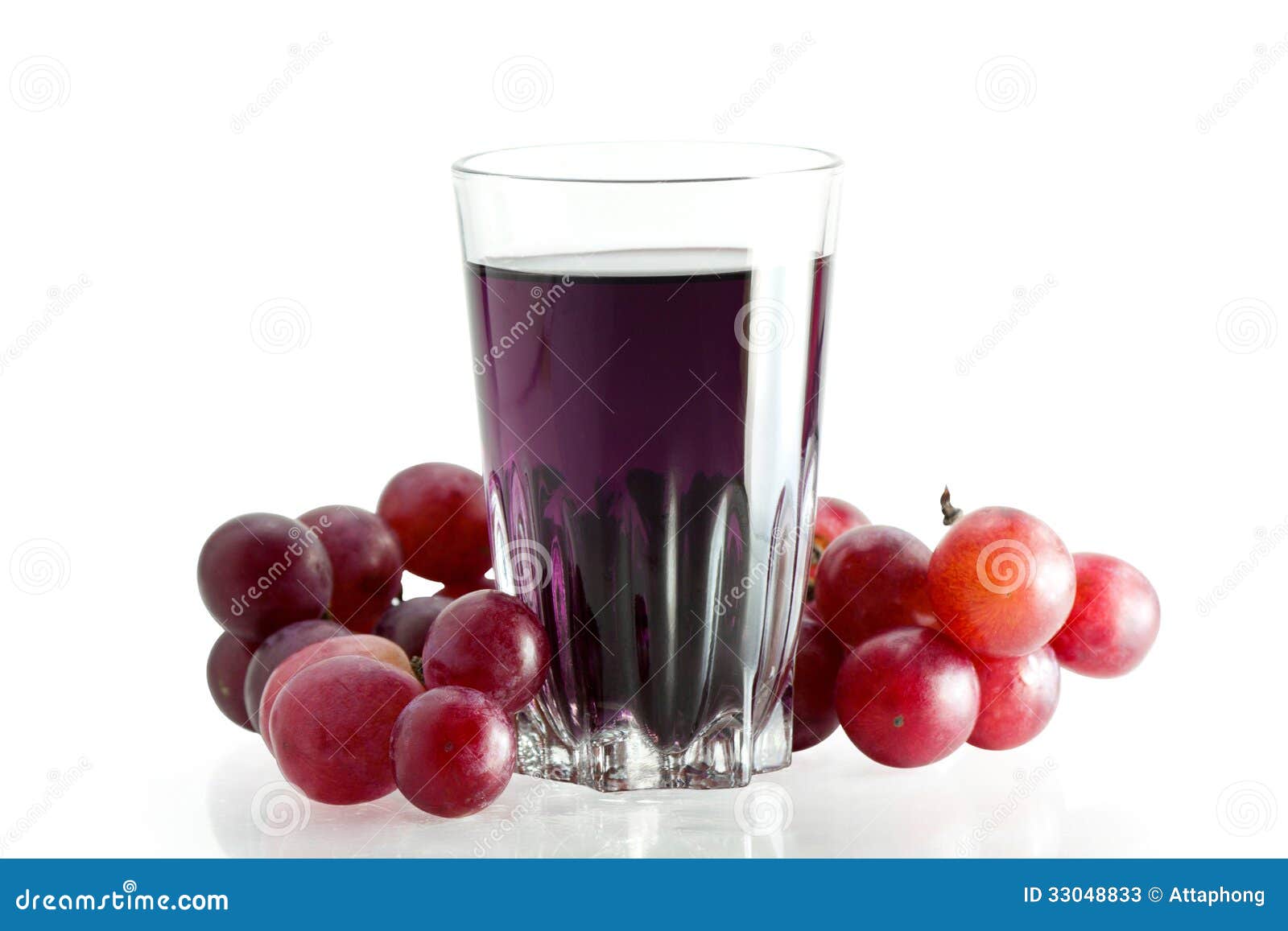 Verre de jus de raisins image stock. Image du fermer - 33048833