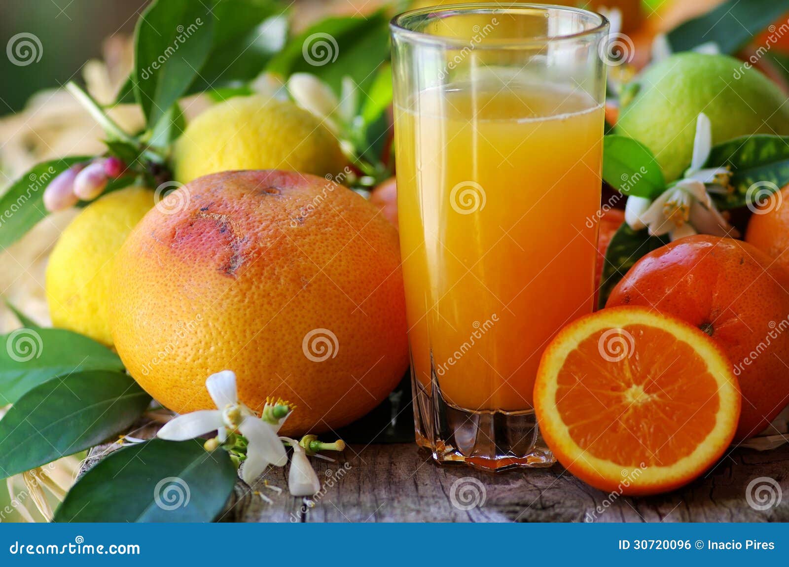 Verre de jus naturel photo stock. Image du santé, lame - 30720096