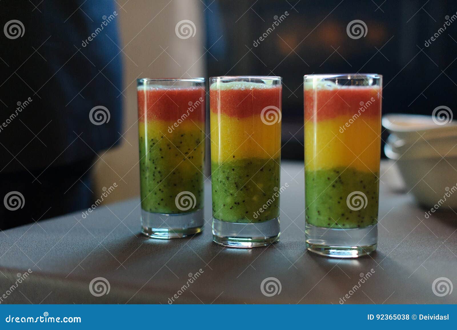 Verre de jus naturel photo stock. Image du glaces, pêche - 92365038