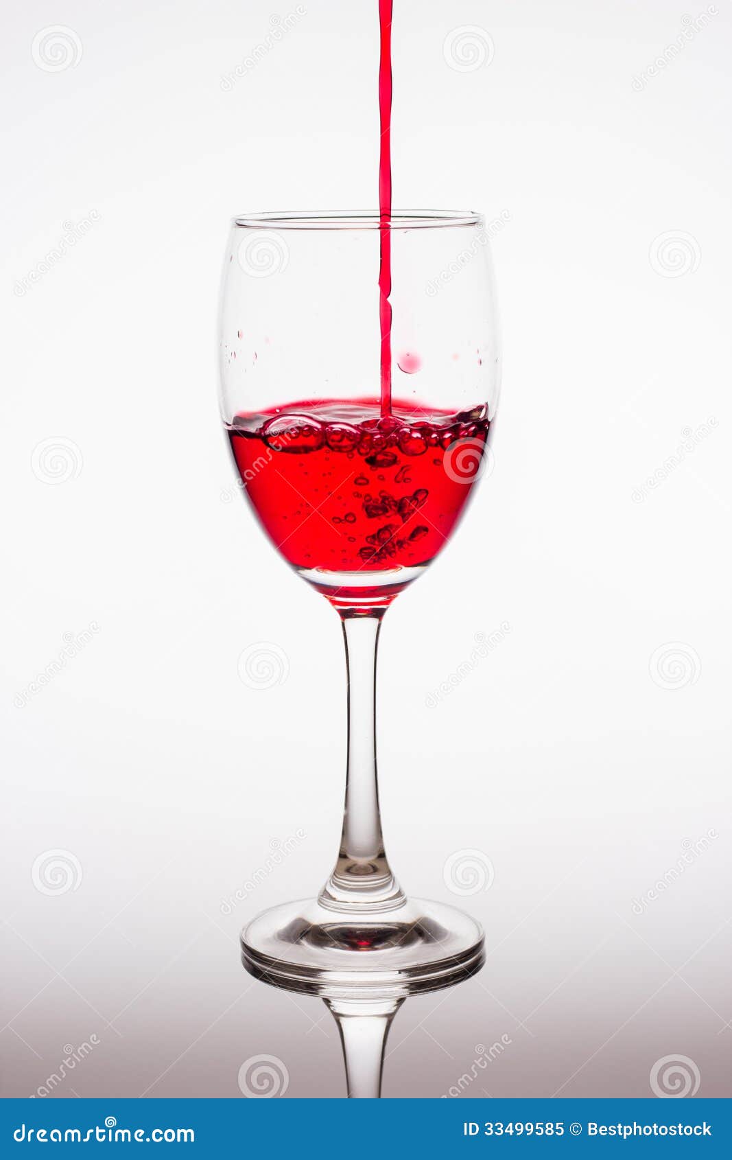 Verre de vin rouge image stock. Image du boisson, fête - 33499585
