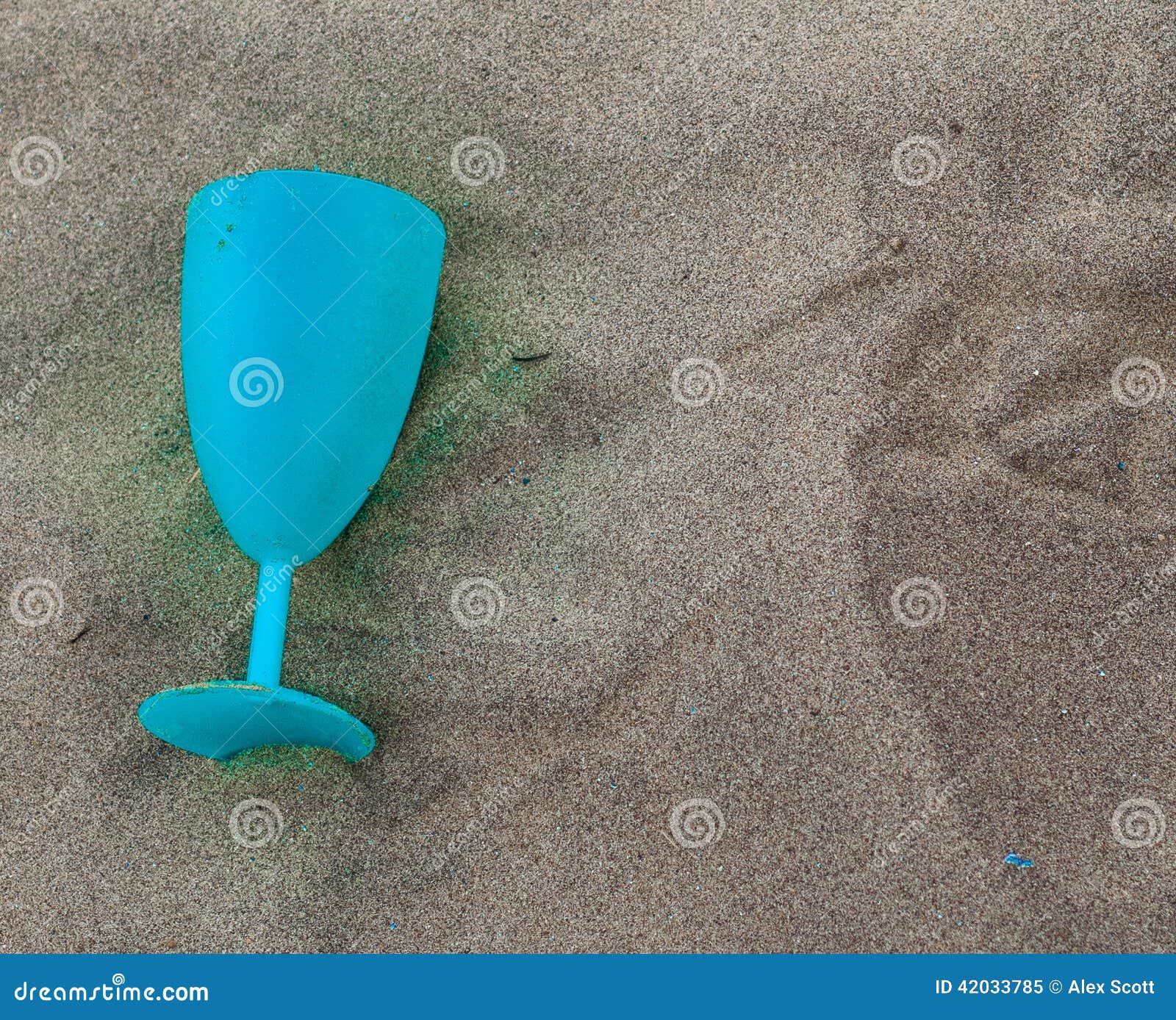 Verre de vin sur le sable image stock. Image of détail - 42033785