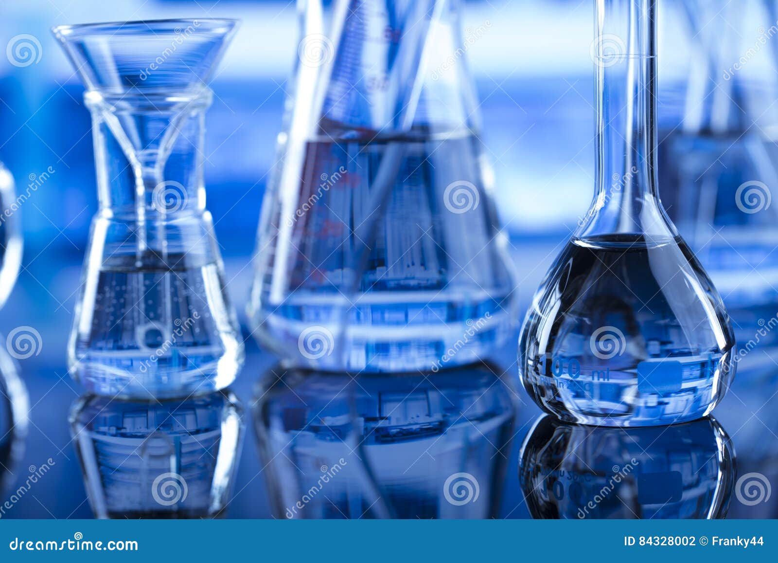 Verrerie Dans Le Laboratoire Photo stock - Image du pharmacologie, bleu ...