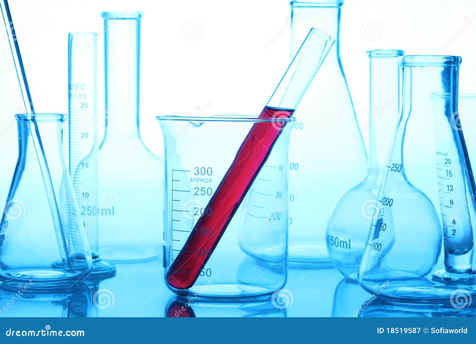 Verrerie de laboratoire image stock. Image du clinique - 18519587