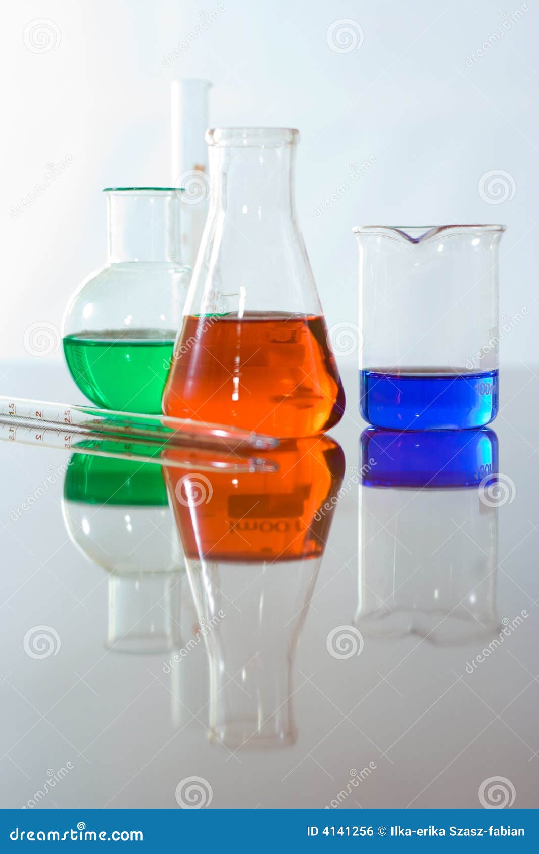 Verrerie de laboratoire photo stock. Image du liquide - 4141256
