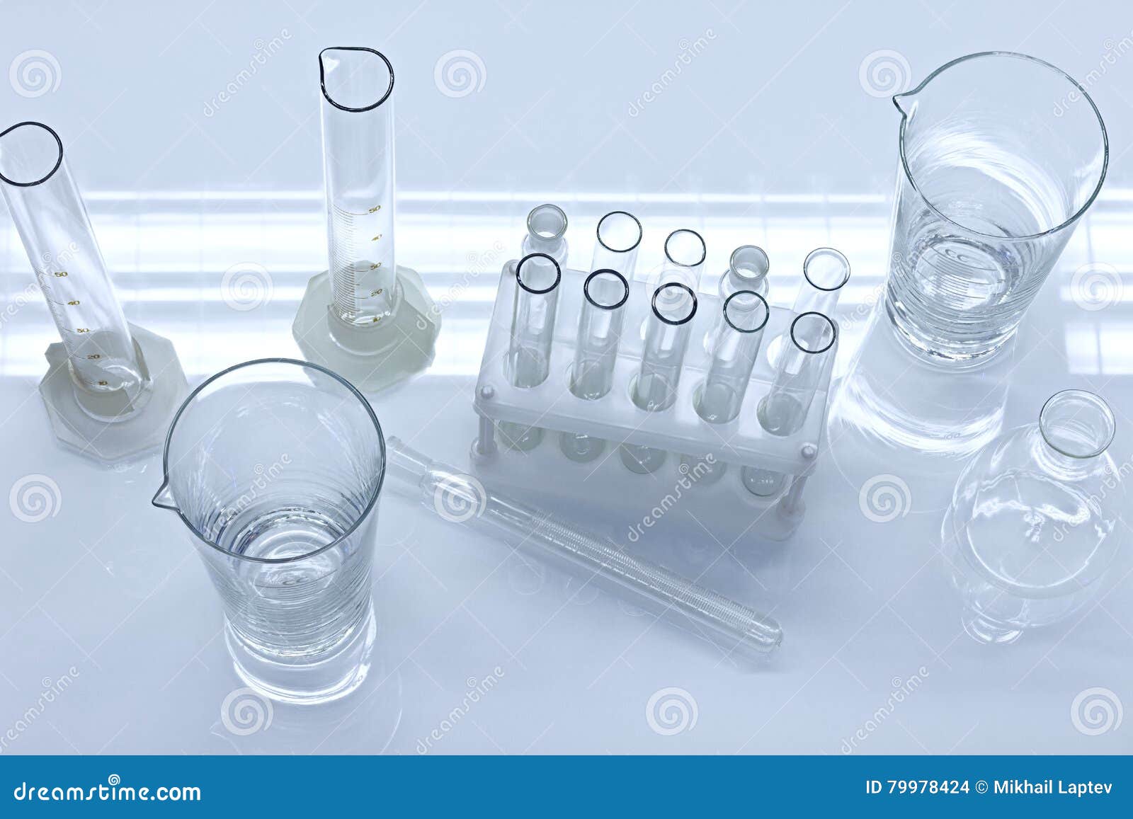 Verrerie de laboratoire photo stock. Image du flacon - 79978424