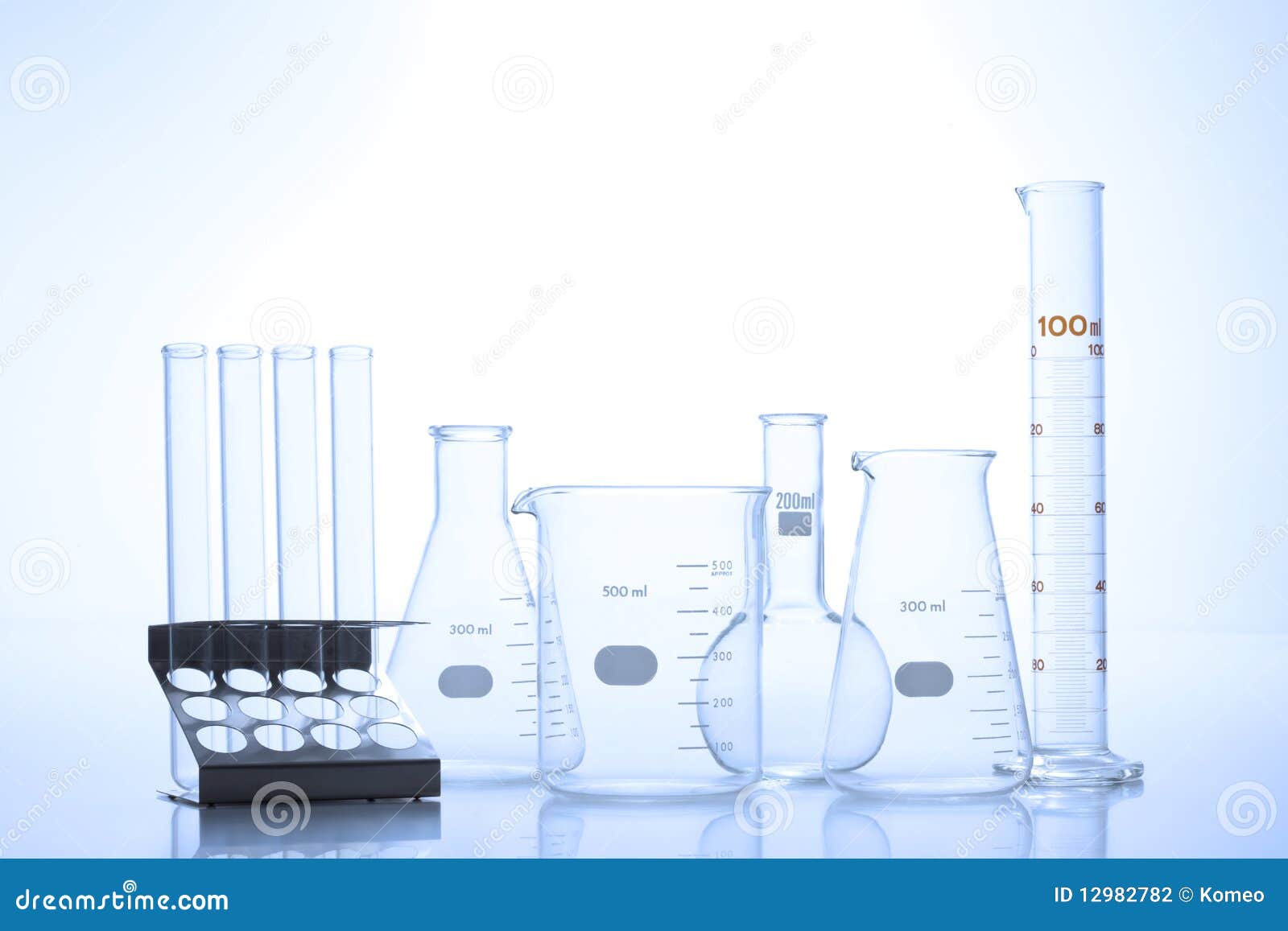Verrerie De Laboratoire De Recherche Photo stock - Image du technicien ...