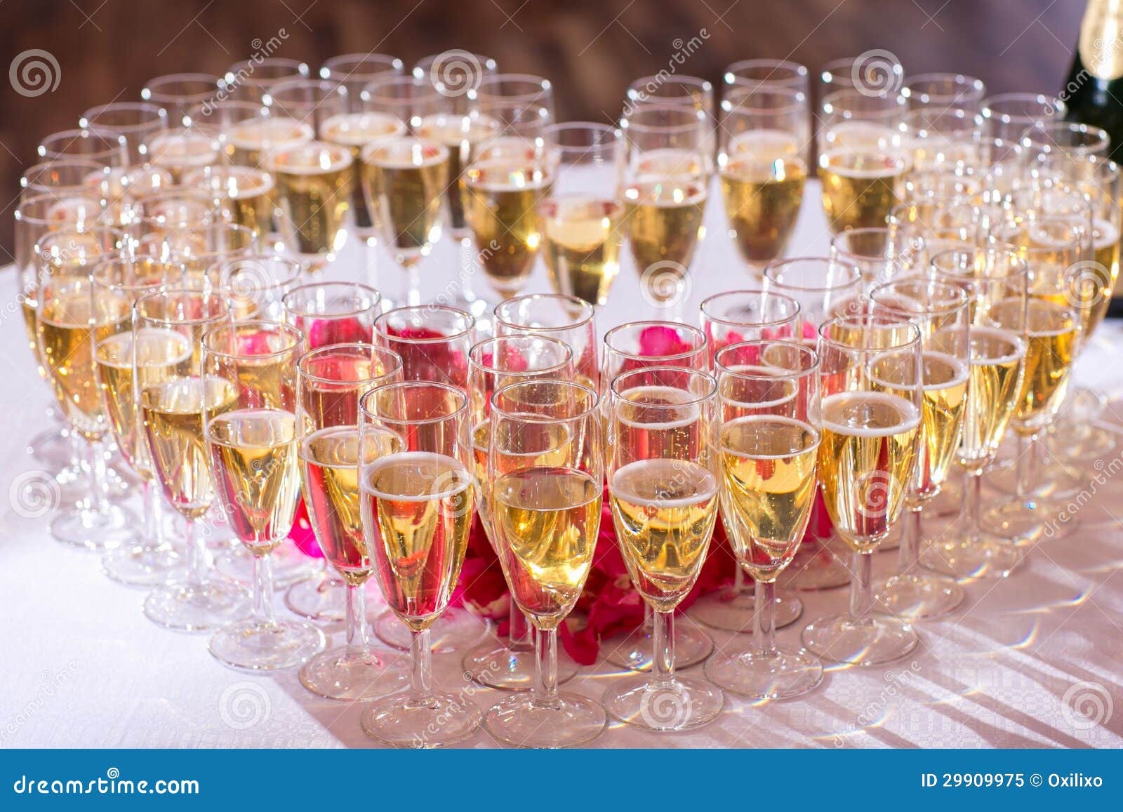 Verres De Champagne Sur La Table De Fête Photo libre de droits - Image ...