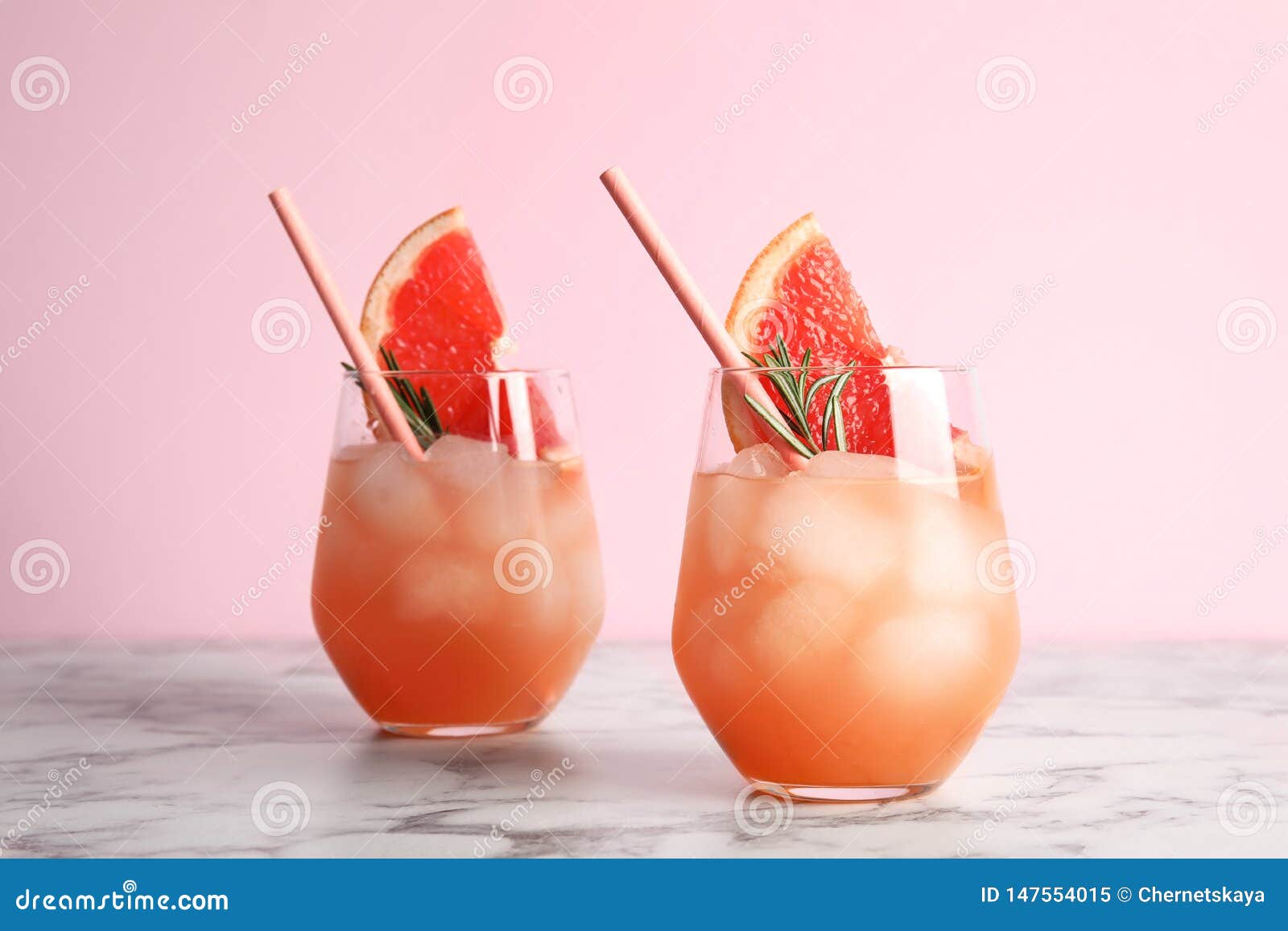 Verres De Cocktail De Pamplemousse Sur La Table Image stock - Image du ...