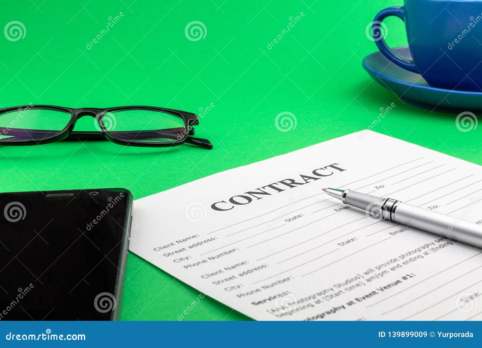 Verres Et Fin De Contrat De Document Image stock - Image du exploration ...