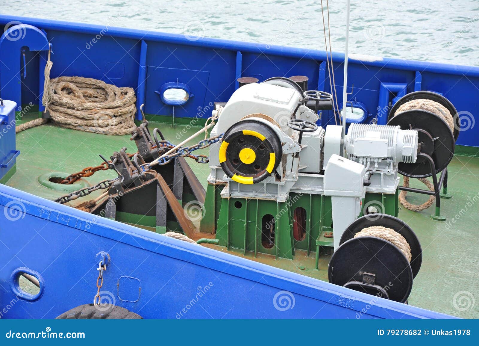 Verricello Dell'ancora Con La Catena Fotografia Stock - Immagine di ...