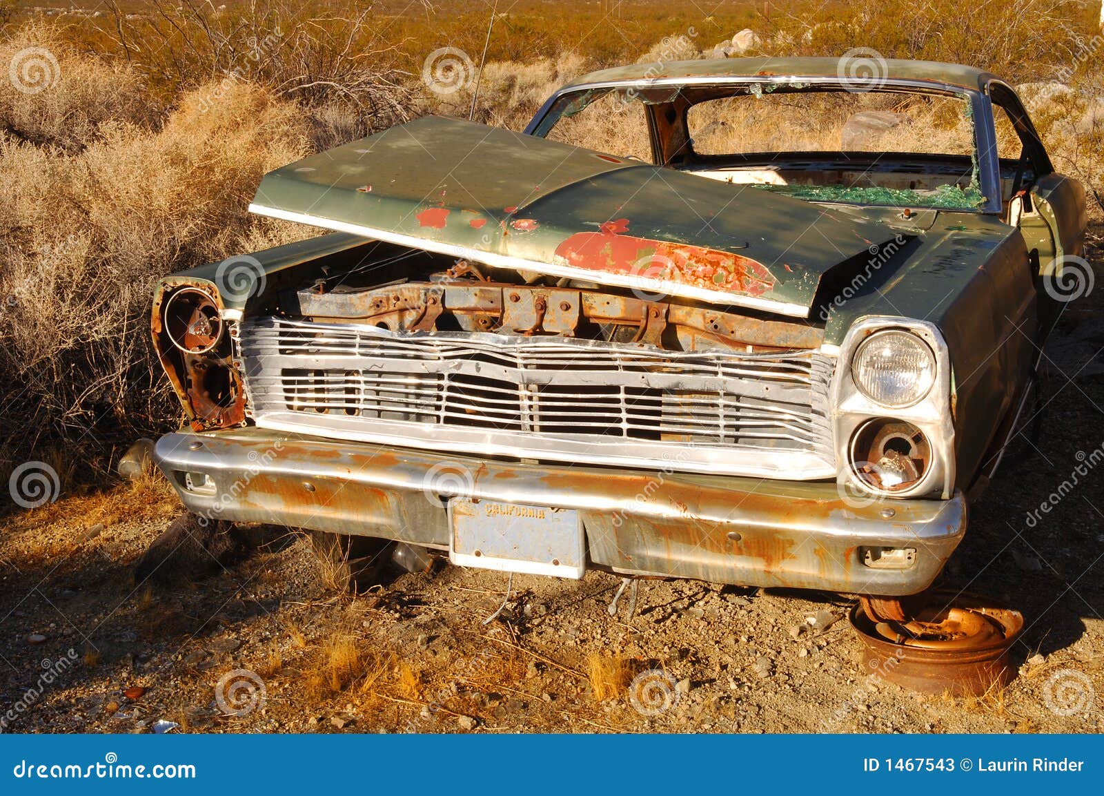 Verrostetes altes Auto stockbild. Bild von transport, zerstört - 1467543