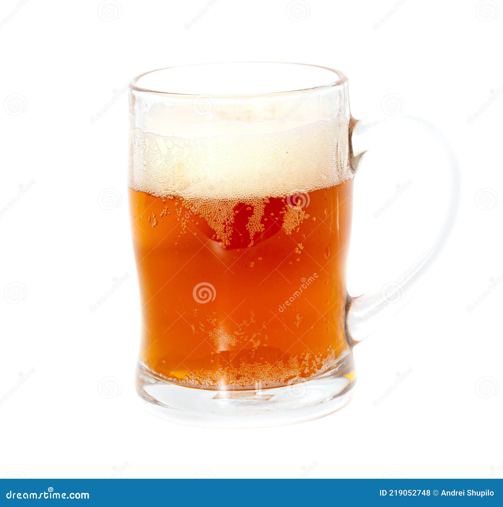 Vers Bier in Een Mug , Geïsoleerd Op Een Witte Achtergrond. Stock Foto ...