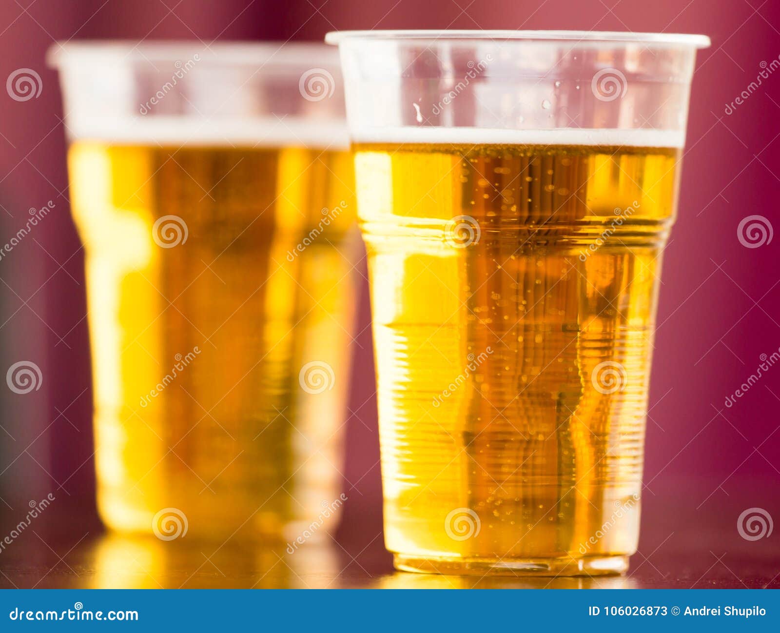 Vers Bier in Een Plastic Glas Op De Lijst Stock Afbeelding - Image of ...