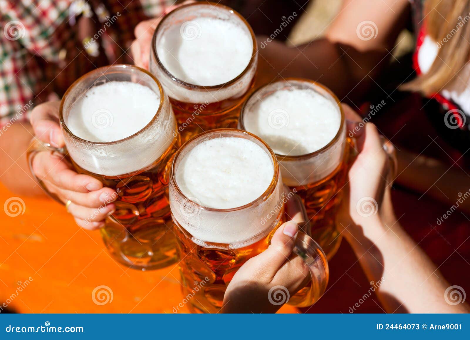 Vers Bier in Een Tuin Van Het Bier Stock Afbeelding - Image of vrienden ...