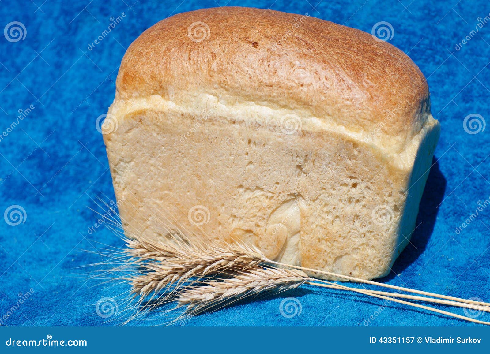 Vers brood met drie oren stock afbeelding. Image of korst - 43351157