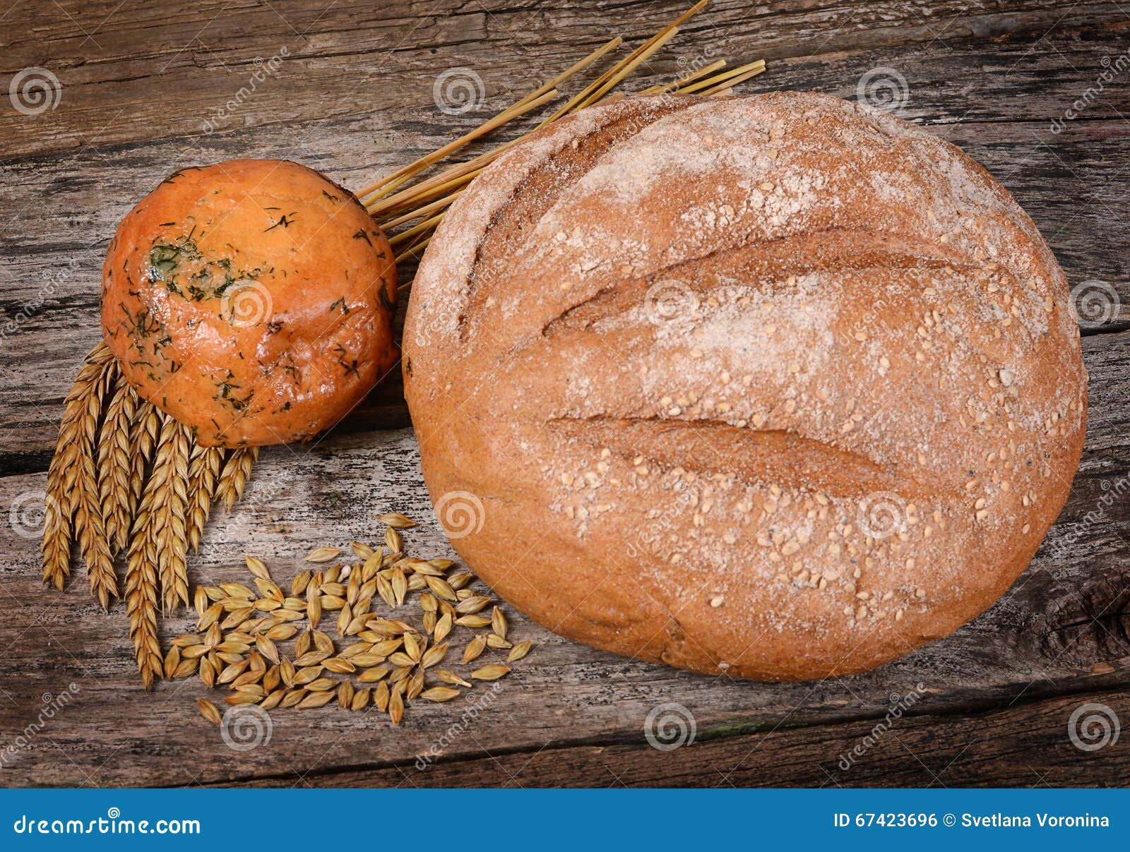 Vers Brood Met Oren Een Rogge Stock Foto - Image of voedsel, graangewas ...