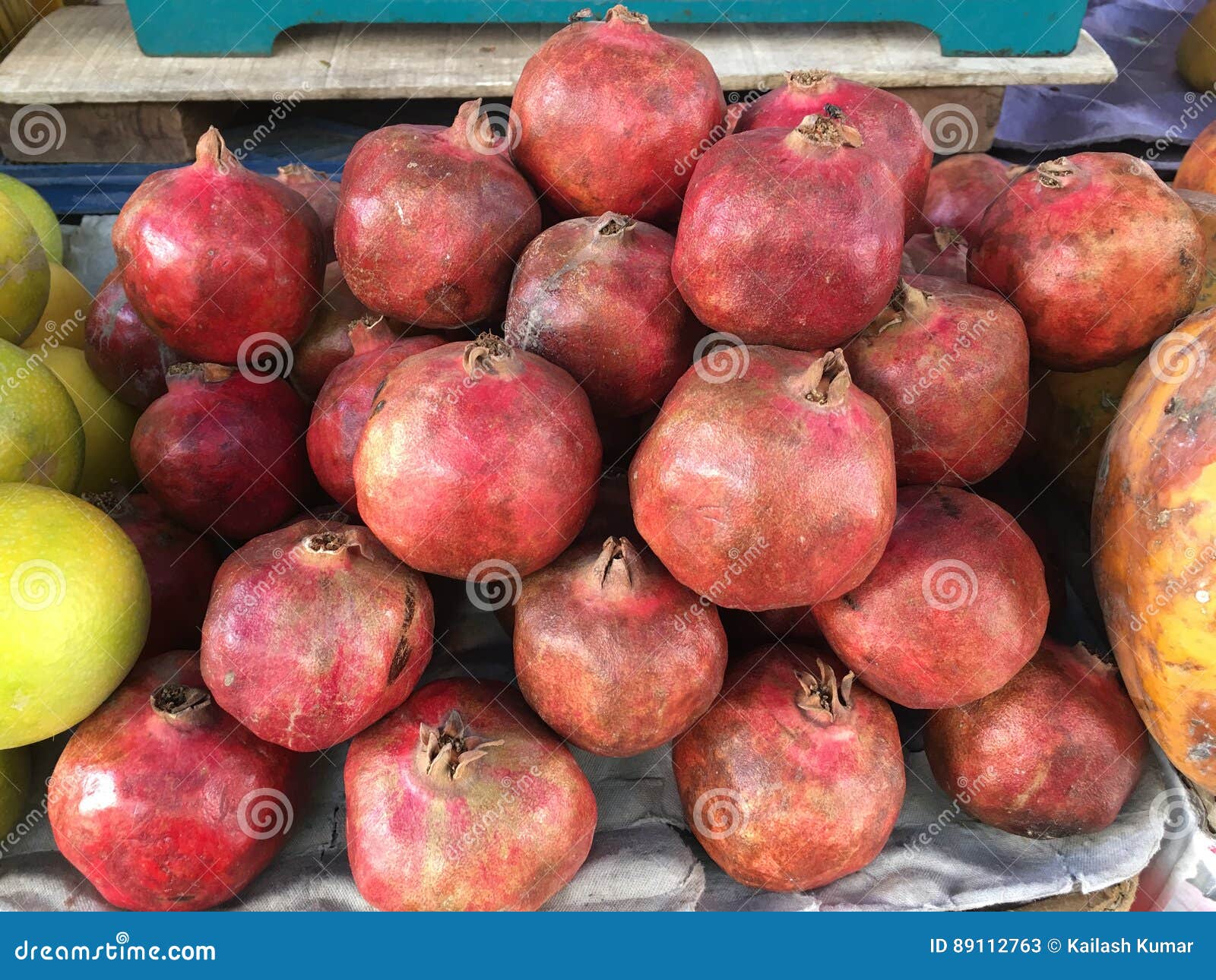 Vers fruit stock afbeelding. Image of gezond, vallen - 89112763