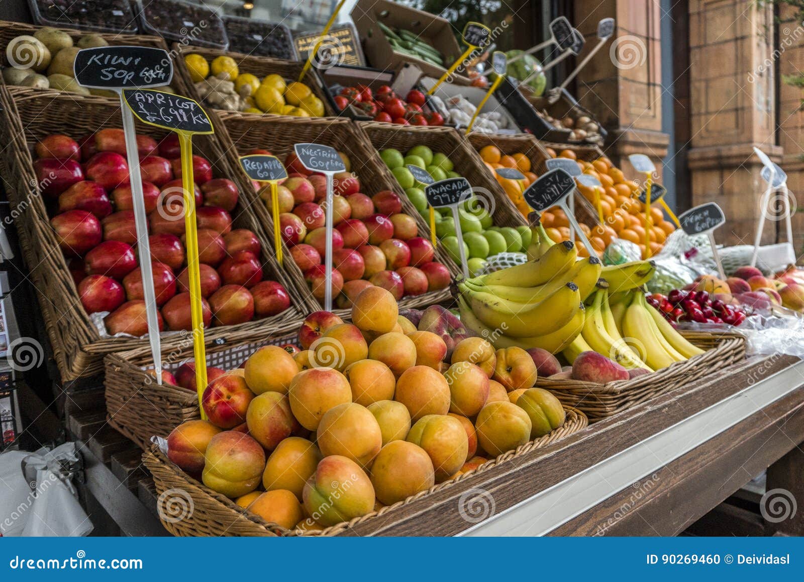 Vers Fruit En Groenten Bij Marktkraam Stock Foto - Image of keus, dieet ...