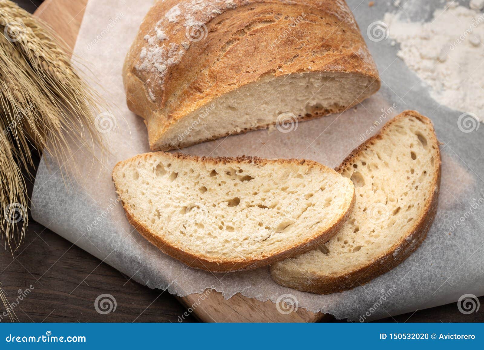 Vers gebakken Oud brood stock foto. Image of organisch - 150532020