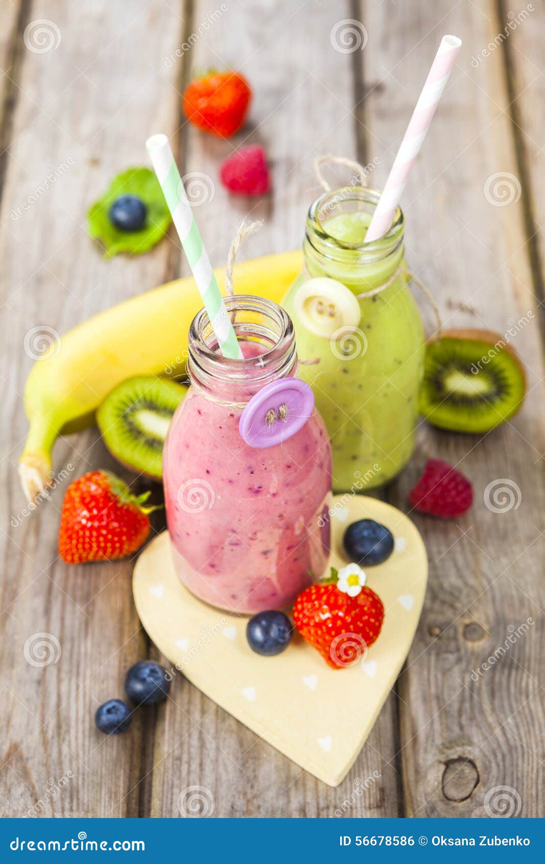 Vers Gemengd Fruit Smoothies in Uitstekende Melkflessen Stock Foto ...