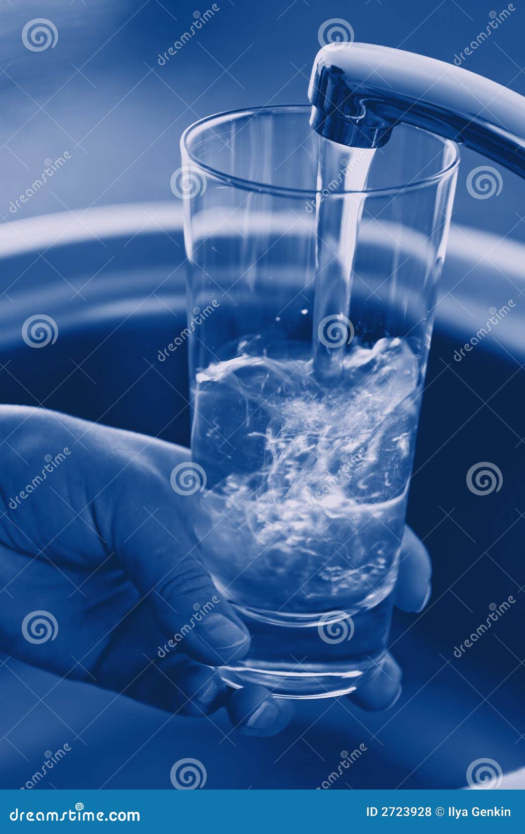 Vers Leidingwater stock foto. Image of blauw, vers, koel - 2723928