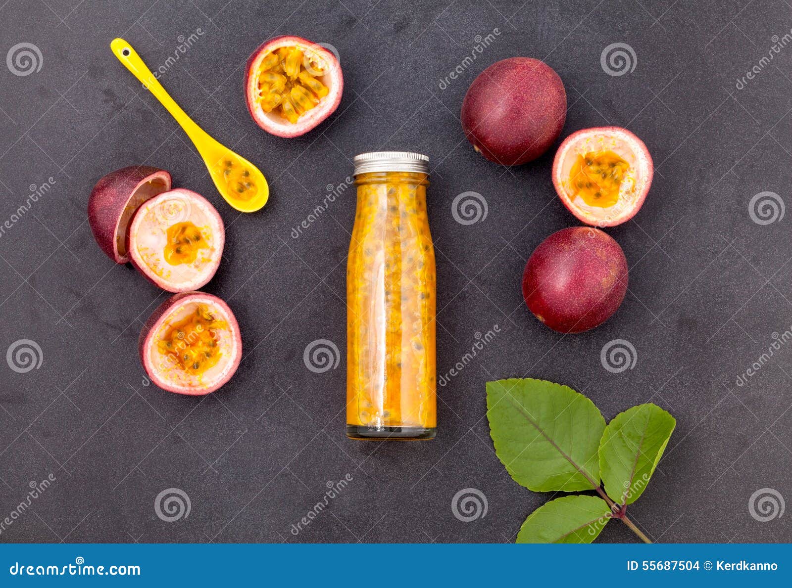 Vers Passievrucht En Sap in De Fles Stock Foto - Image of nagerecht ...