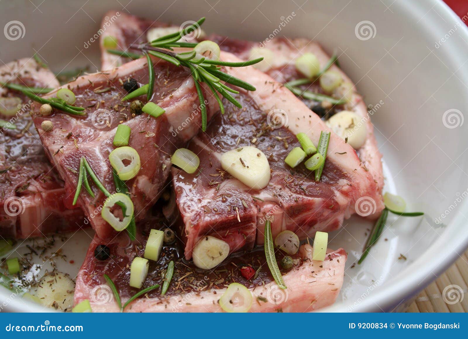 Vers vlees stock foto. Image of koken, knoflook, rozemarijn - 9200834