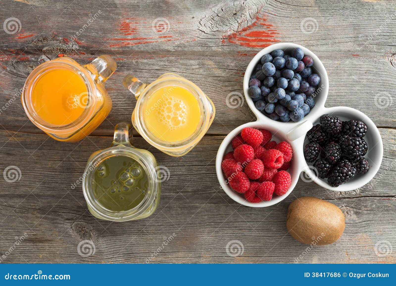 Vers Vruchtensap Met Een Schotel Van Gemengde Bessen Stock Foto - Image ...