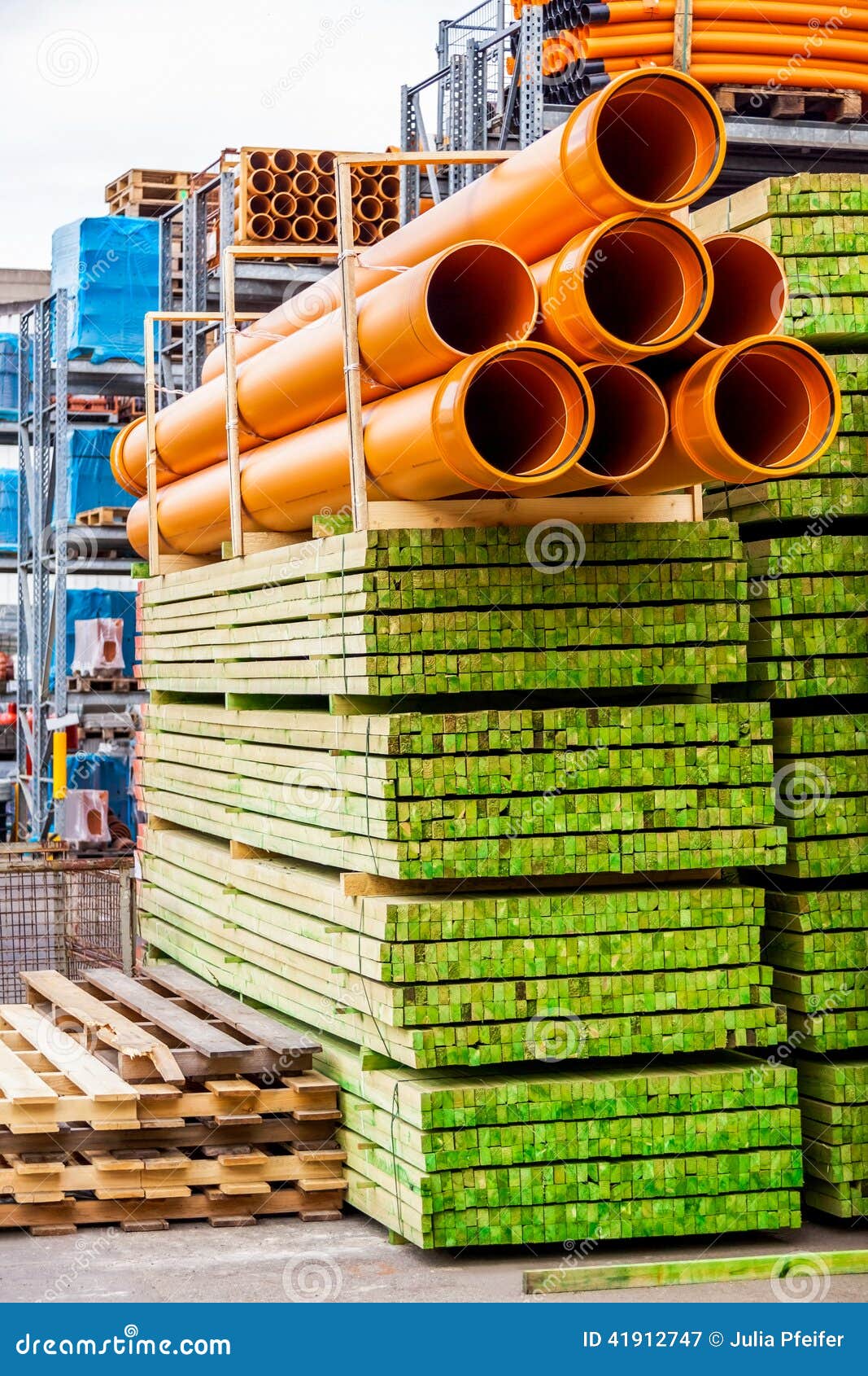 Verscheidene Die Pijpen in Werf Worden Gestapeld Stock Afbeelding ...