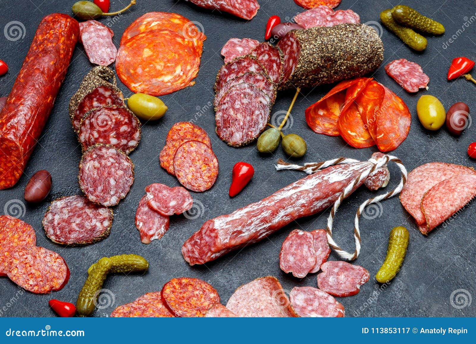 Verschiedene Arten Der Wurst Auf Dunklem Konkretem Hintergrund ...