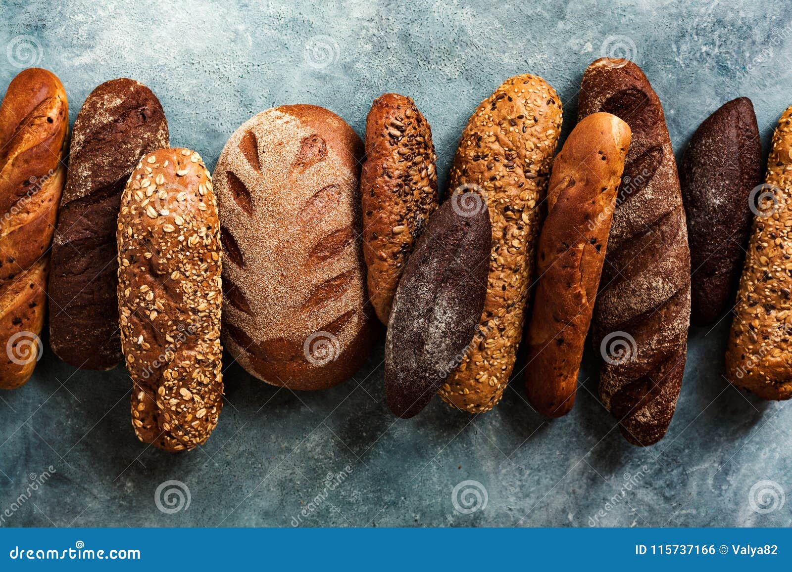 Verschiedene Arten Frisches Brot Stockfoto - Bild von gebacken, leben ...