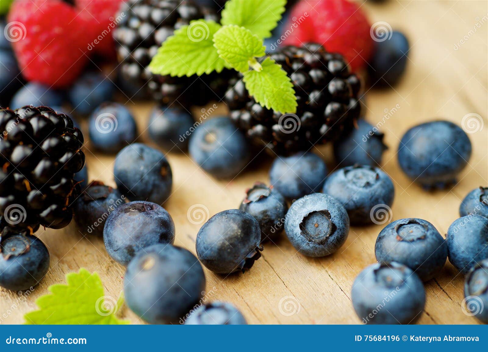 Verschiedene Beeren stockfoto. Bild von beere, frech - 75684196