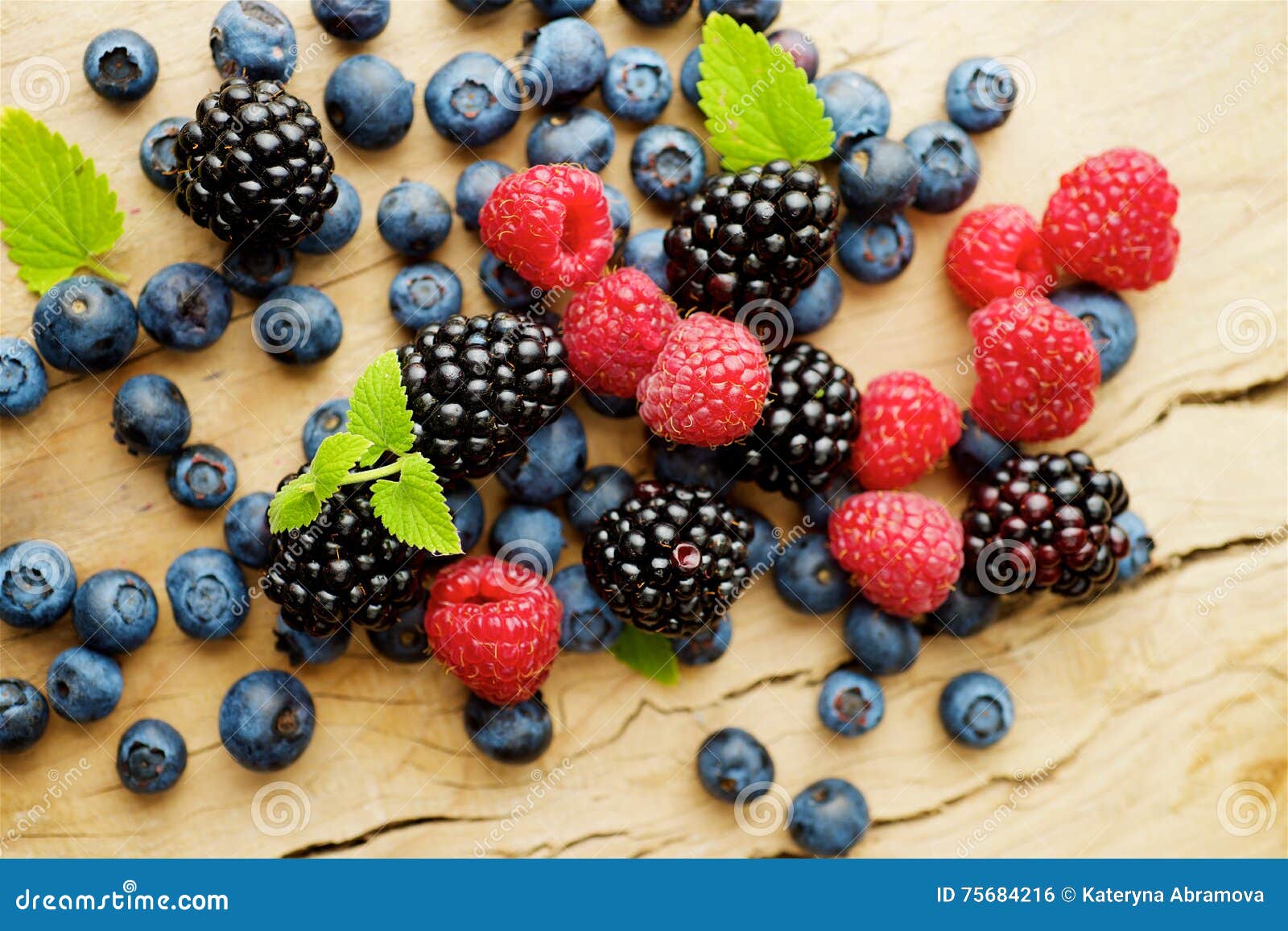 Verschiedene Beeren stockfoto. Bild von hintergrund, einstellen - 75684216