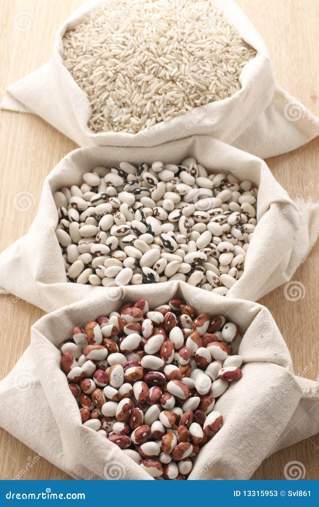 Verschiedene Getreidearten in Den Beuteln Stockbild - Bild von küken ...