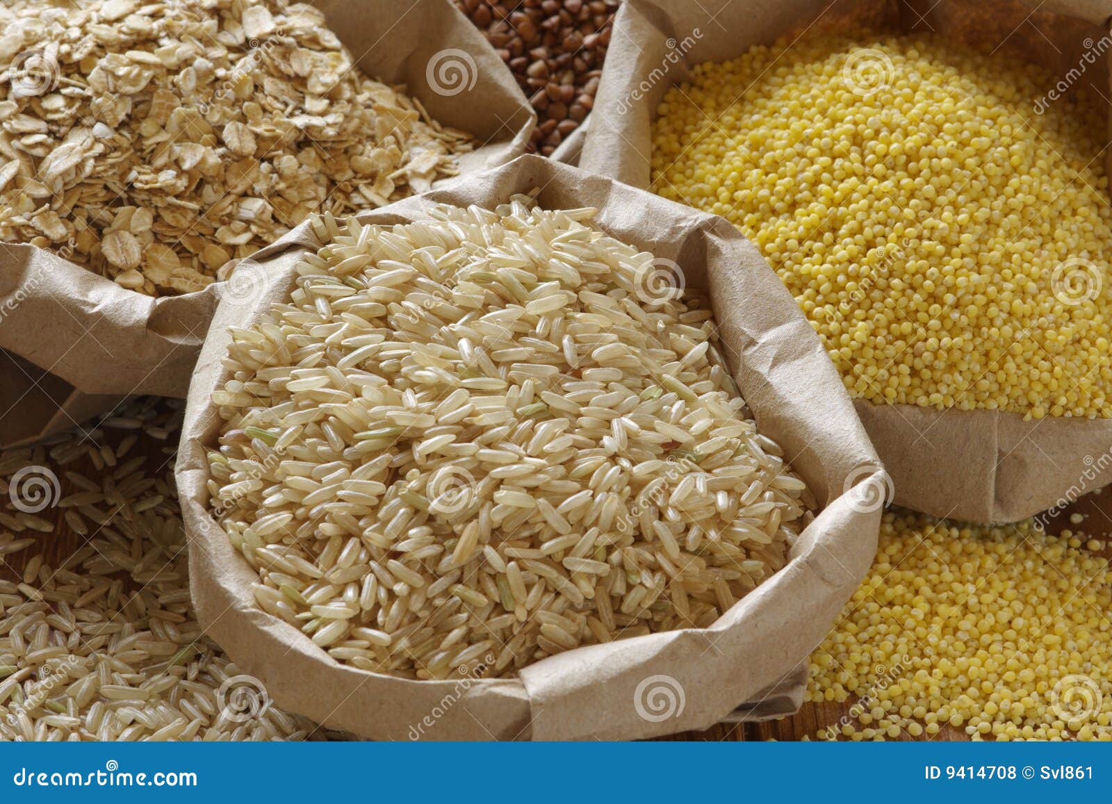 Verschiedene Getreidearten in Den Beuteln Stockfoto - Bild von reis ...