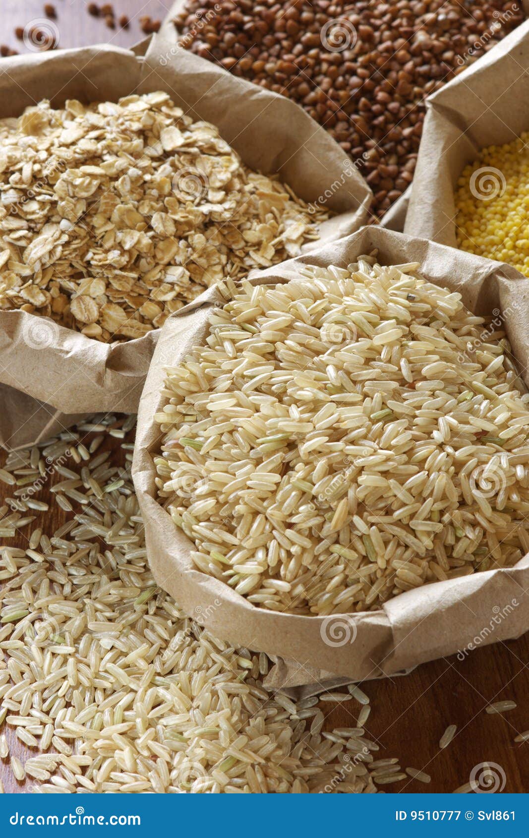 Verschiedene Getreidearten in Den Beuteln Stockbild - Bild von ...