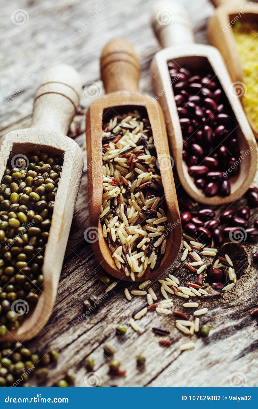 Verschiedene Getreidearten in Schaufeln Stockfoto - Bild von ...