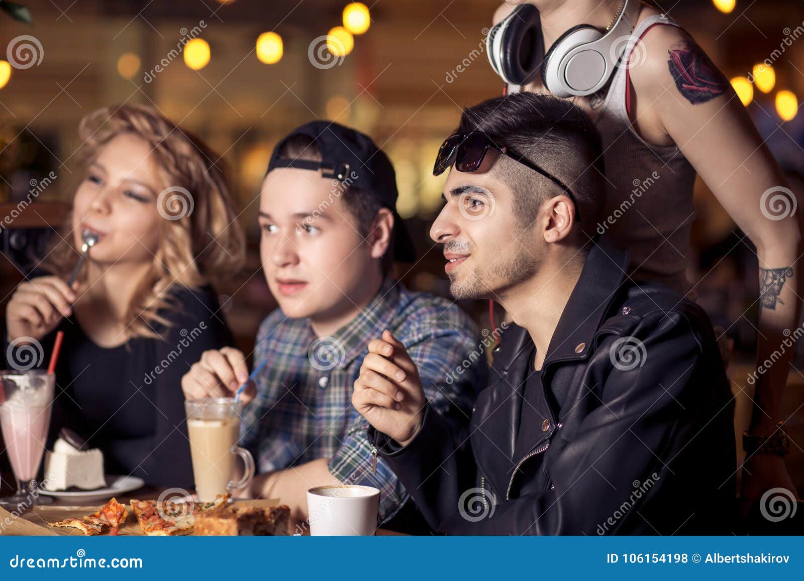 Verschiedene Leute Hang Out Pub Friendship Stockfoto - Bild von freunde ...