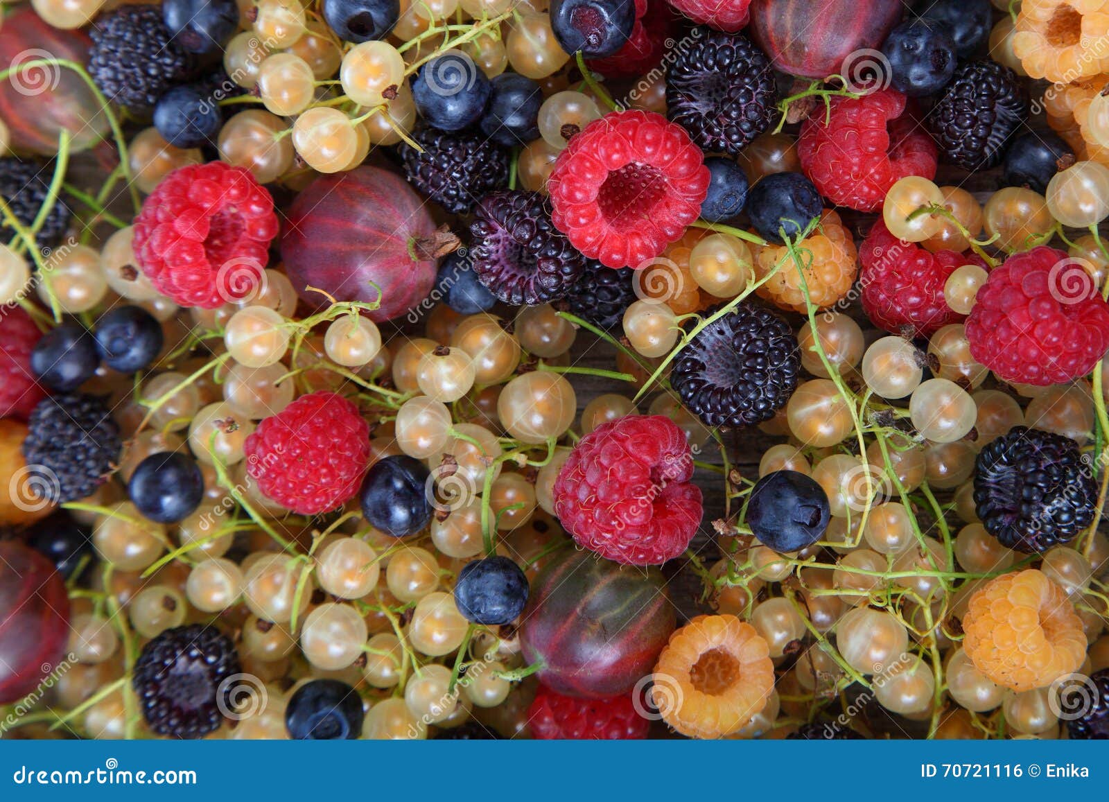 Verschiedene Reife Beeren Auf Einer Tabelle Stockfoto - Bild von ...