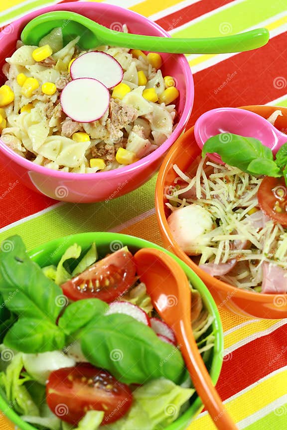 Verschiedene Salate Im Buffet Stockfoto - Bild von kalorie, büfett: 5120578