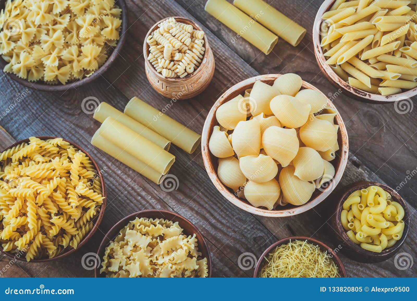 Verschiedene Typen Von Teigwaren Stockbild - Bild von hartweizen ...