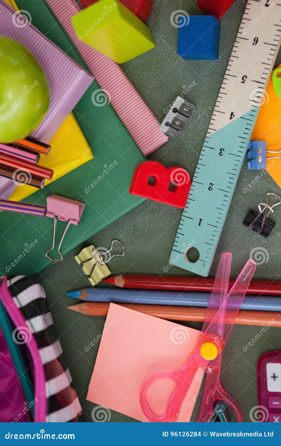 Verschiedener Schulbedarf Auf Tafel Stockfoto - Bild von tafel, leute ...