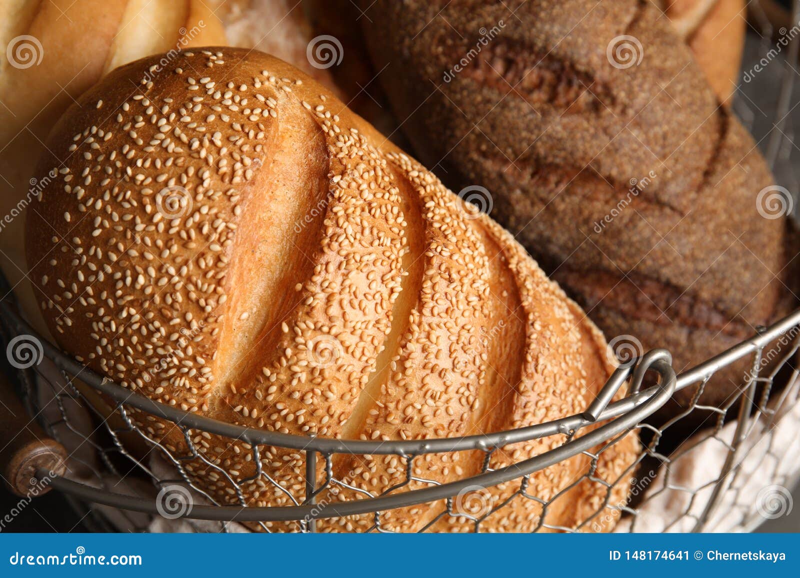 Verschillende Soorten Vers Brood in Mand Stock Afbeelding - Image of ...